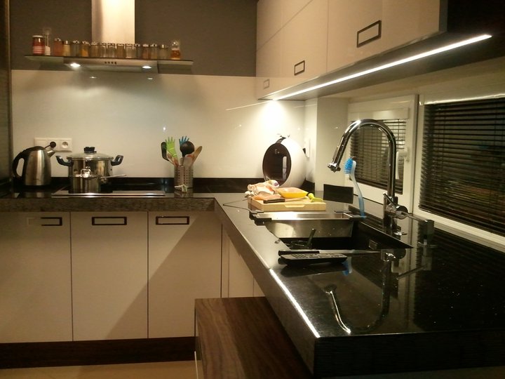 Jak vybrat a instalovat LED pásky na kuchyňské linky? | T-LED